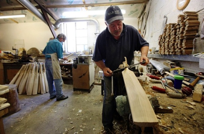 Inside a cricket bat manufacturing workshop | Amusing Planet